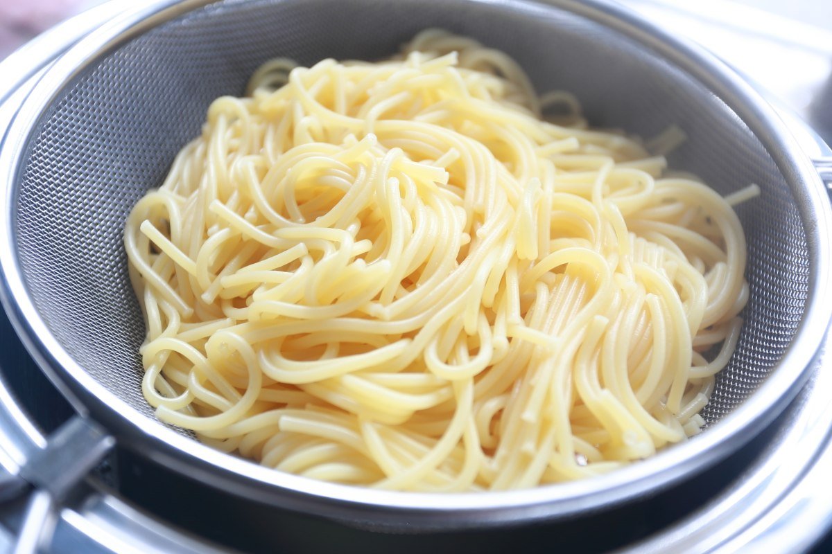 Fried Spaghetti and Scrambled Eggs (VIDEO) - emkayskitchen